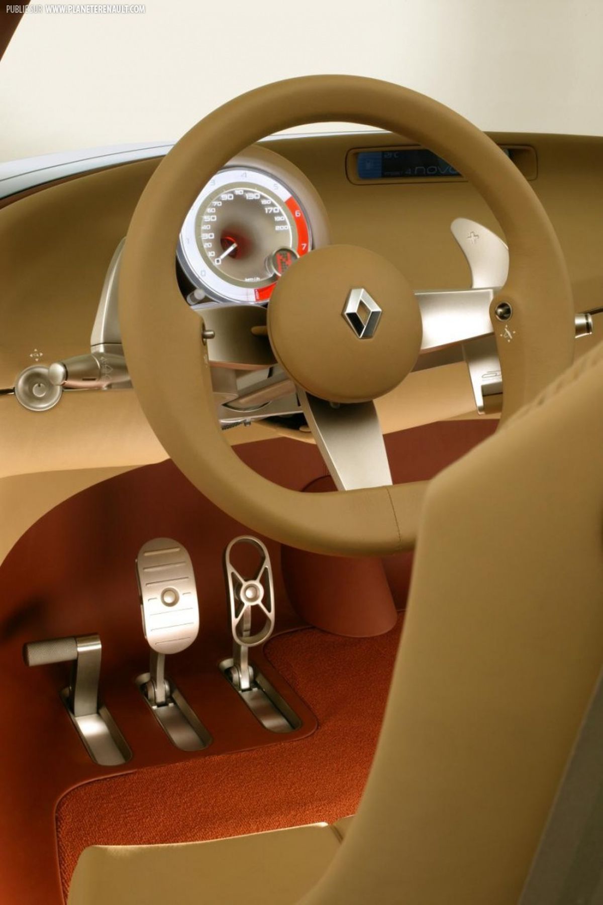 Il y a 20 ans déjà, Renault présentait le concept-car Wind, un superbe ...