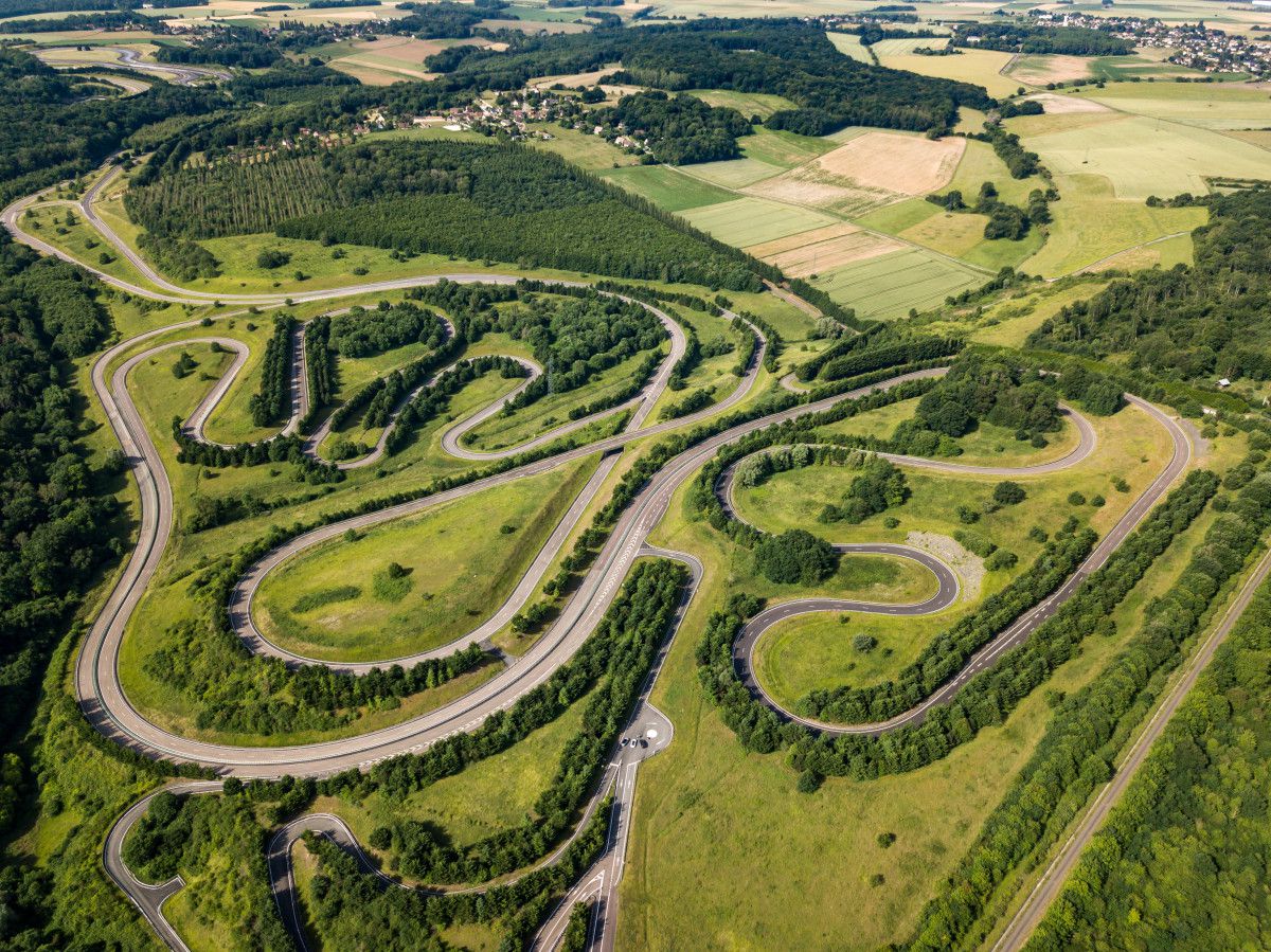 Aubevoye, le centre d'essais très secret de Renault nous livre quelques ...